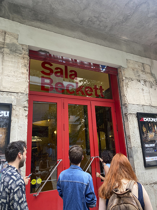 13 dramatikera, i et rom, ilag, på et teater, i Barcelona ...